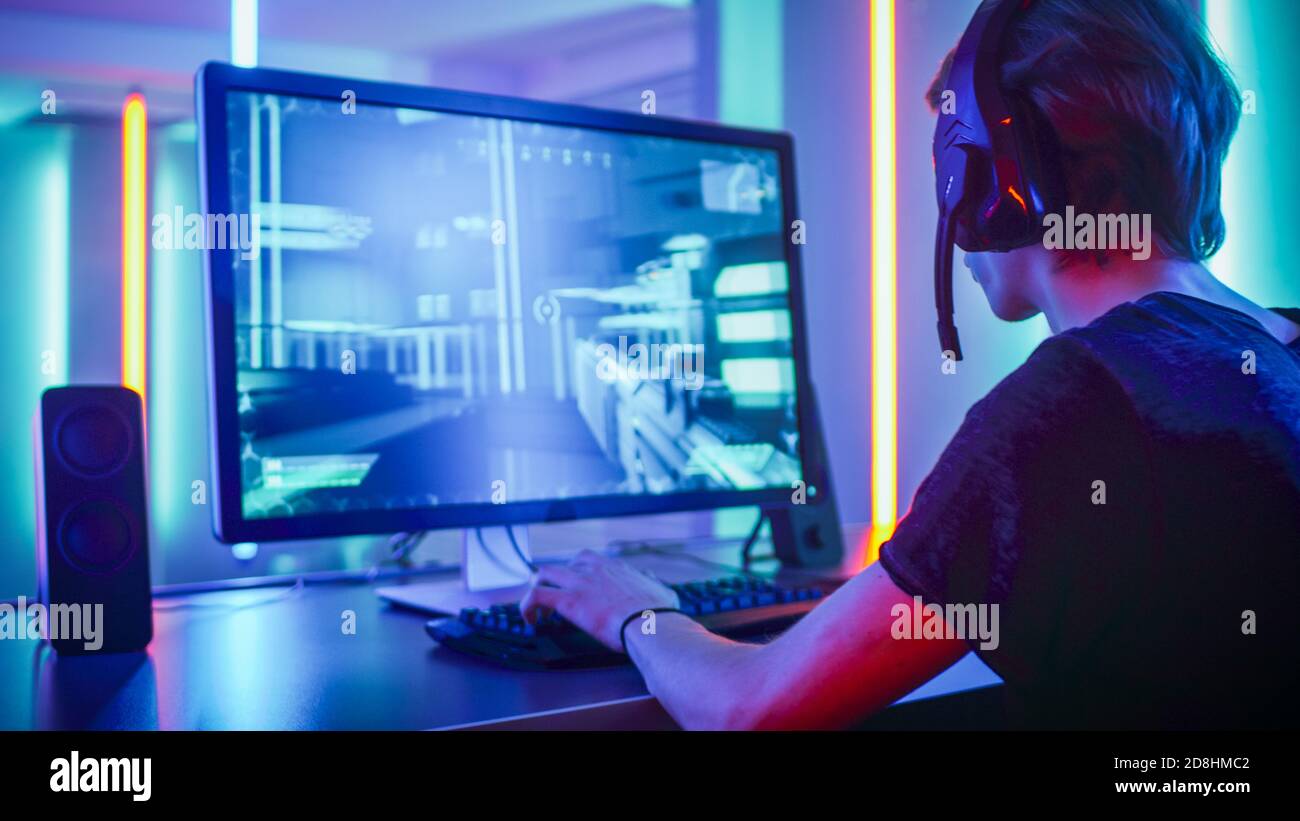 Man playing arcade game hi-res stock photography and images - Alamy