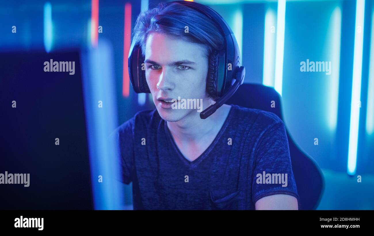 Man playing video game talking hi-res stock photography and images - Alamy