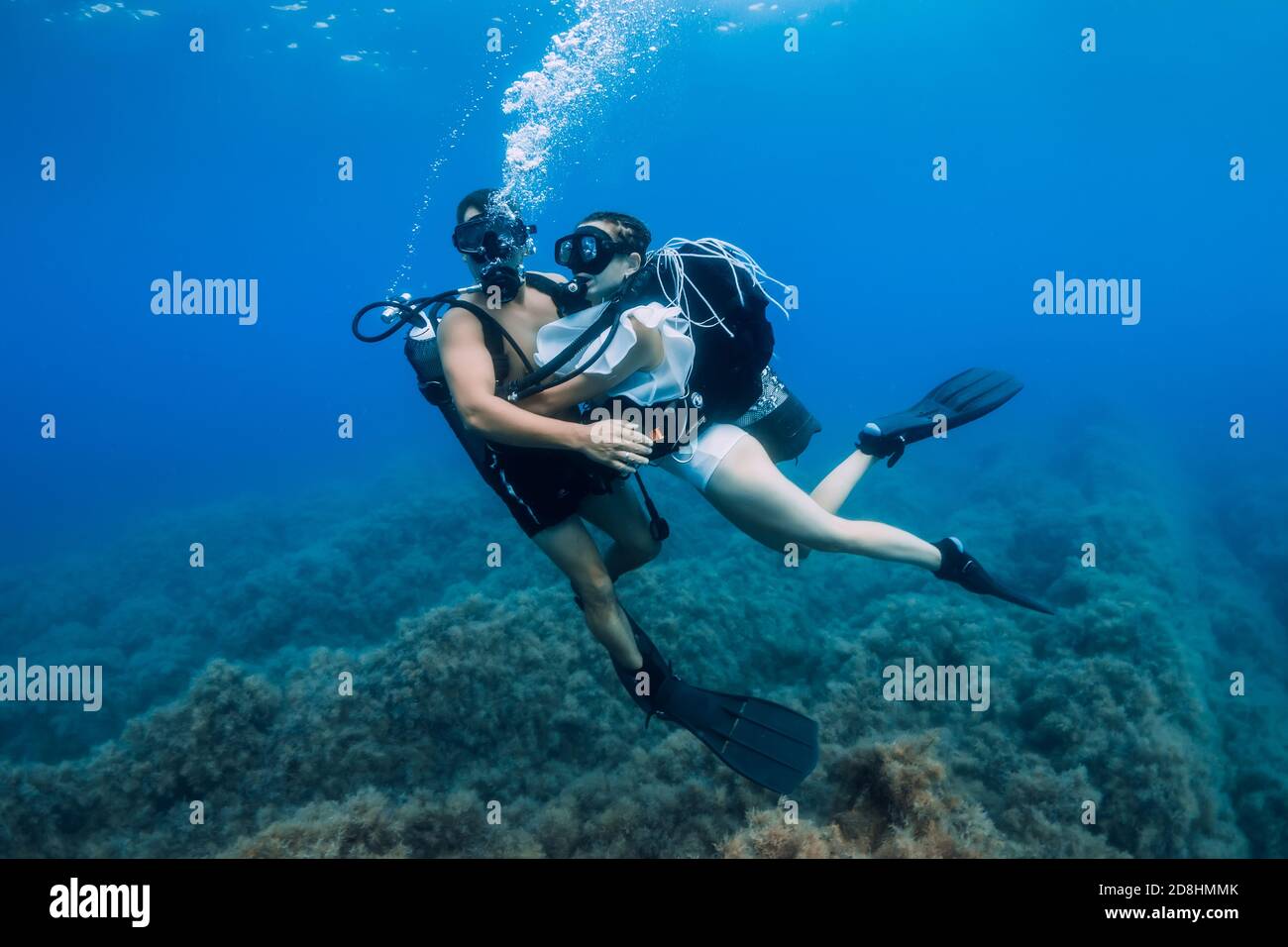Couple married underwater hi-res stock photography and images - Alamy