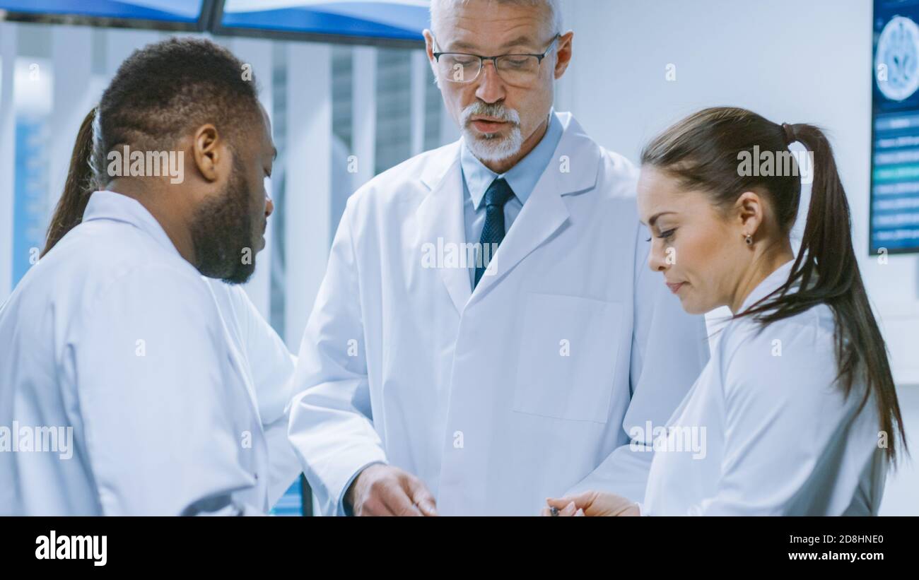 Female scientist meeting screen hi-res stock photography and images - Alamy