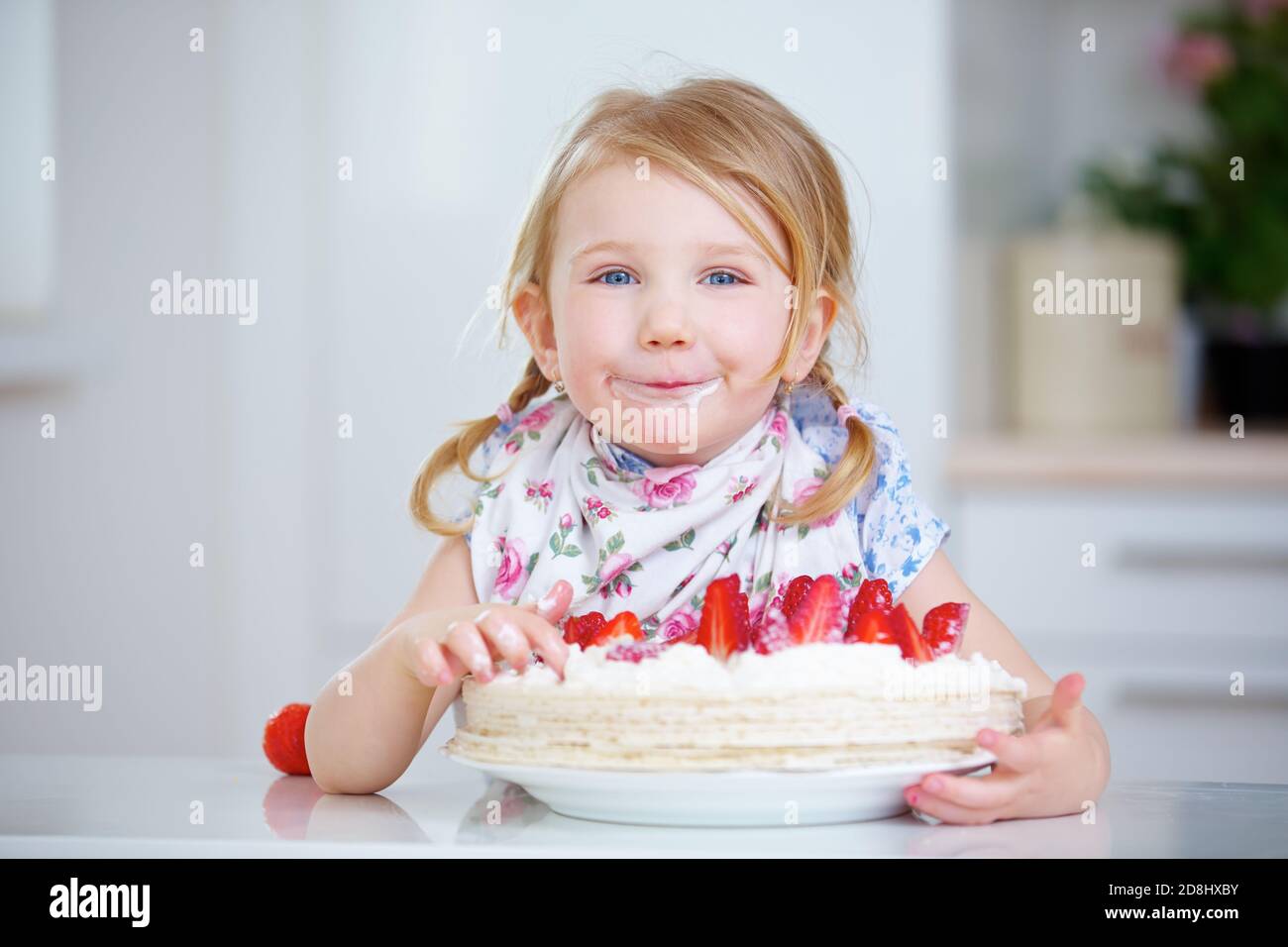 Child eating pie hi-res stock photography and images - Alamy