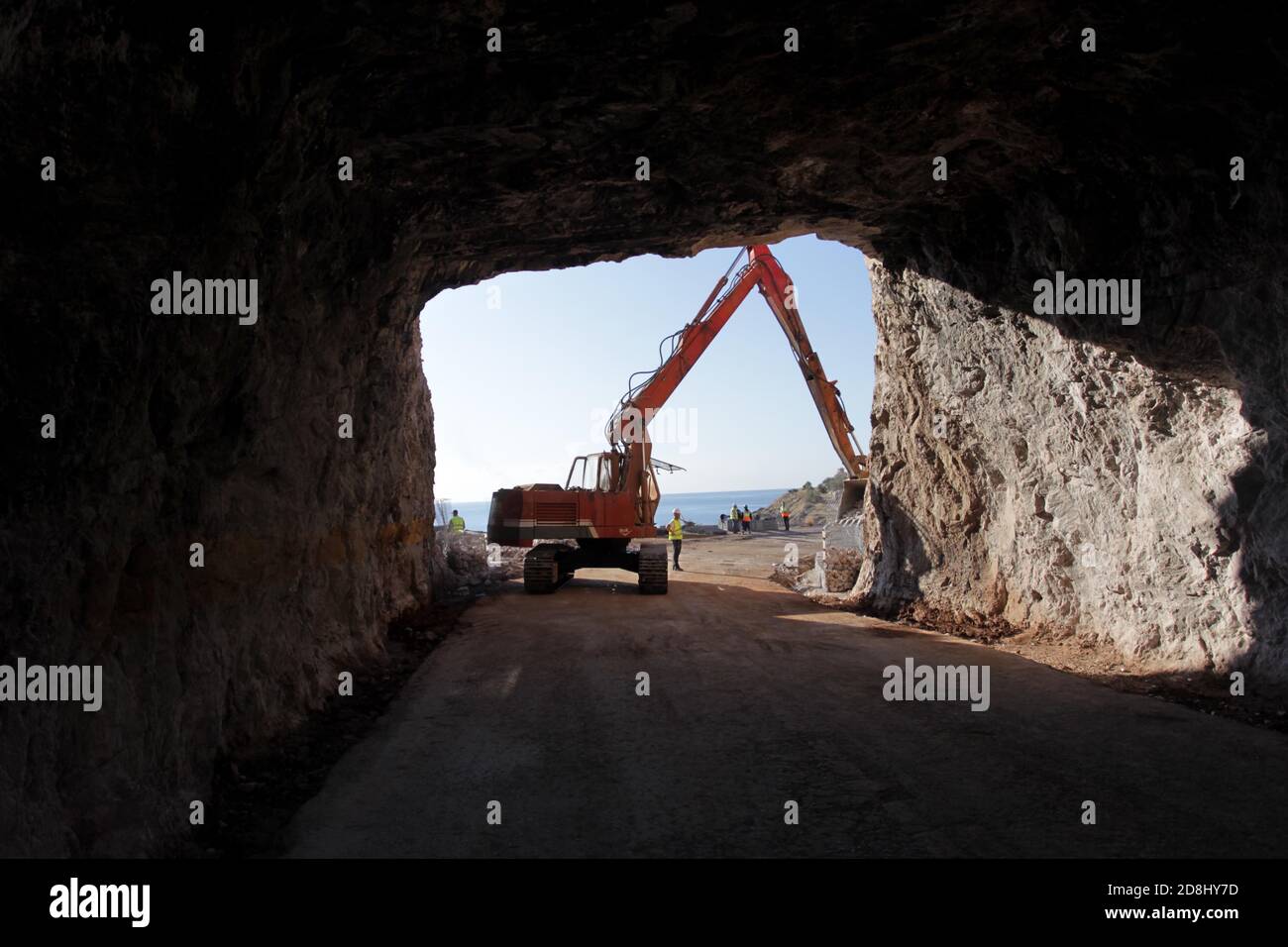 Construction workers digging hole hi-res stock photography and images ...