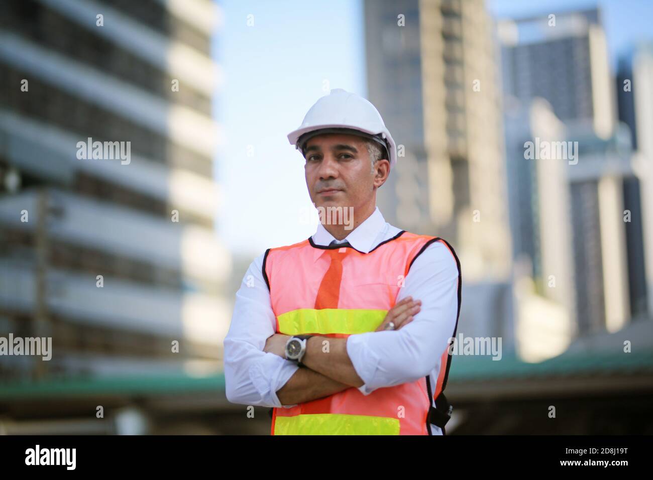 Engineering civil, Construction engineers discussion with architects at ...