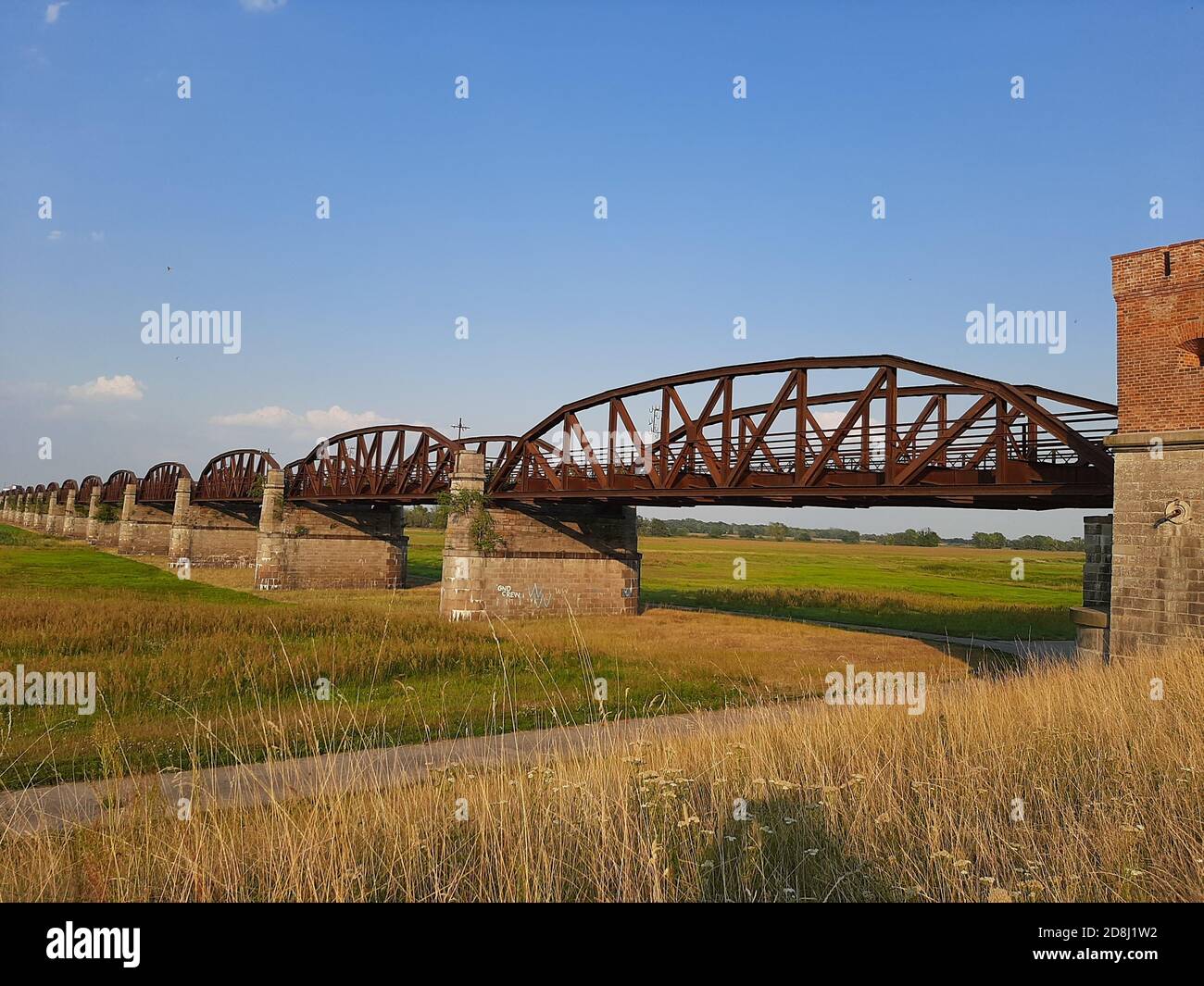 Side view of the truss structure railroad bridge Stock Photo - Alamy