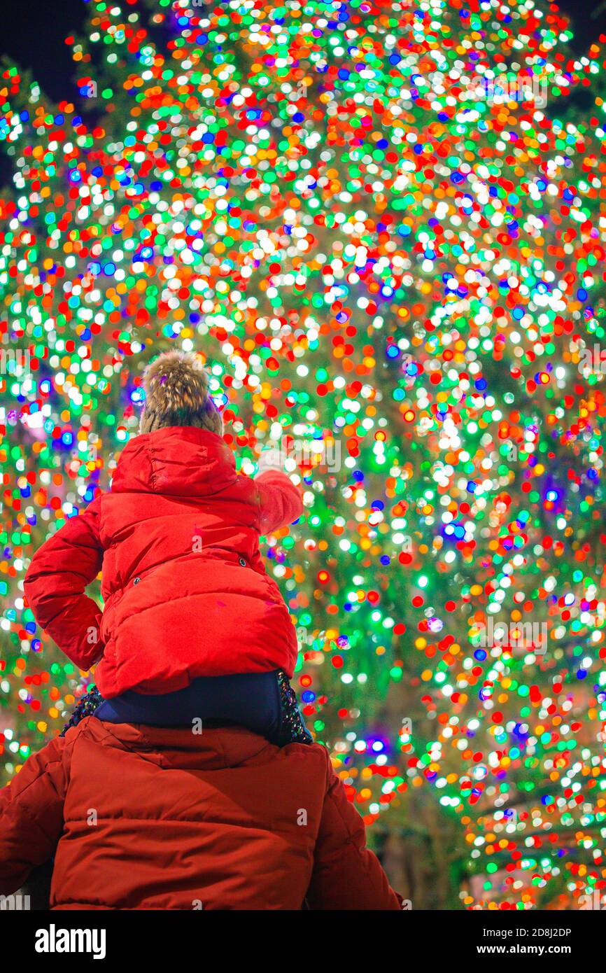 Happy girl with dad on the background of the Rockefeller Christmas tree ...
