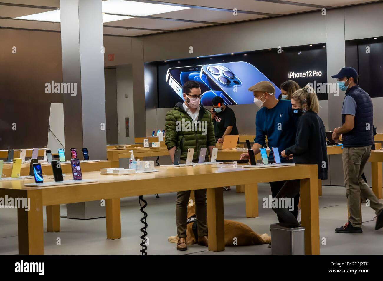 Visitors to the Apple store in the Meatpacking District of New York on ...