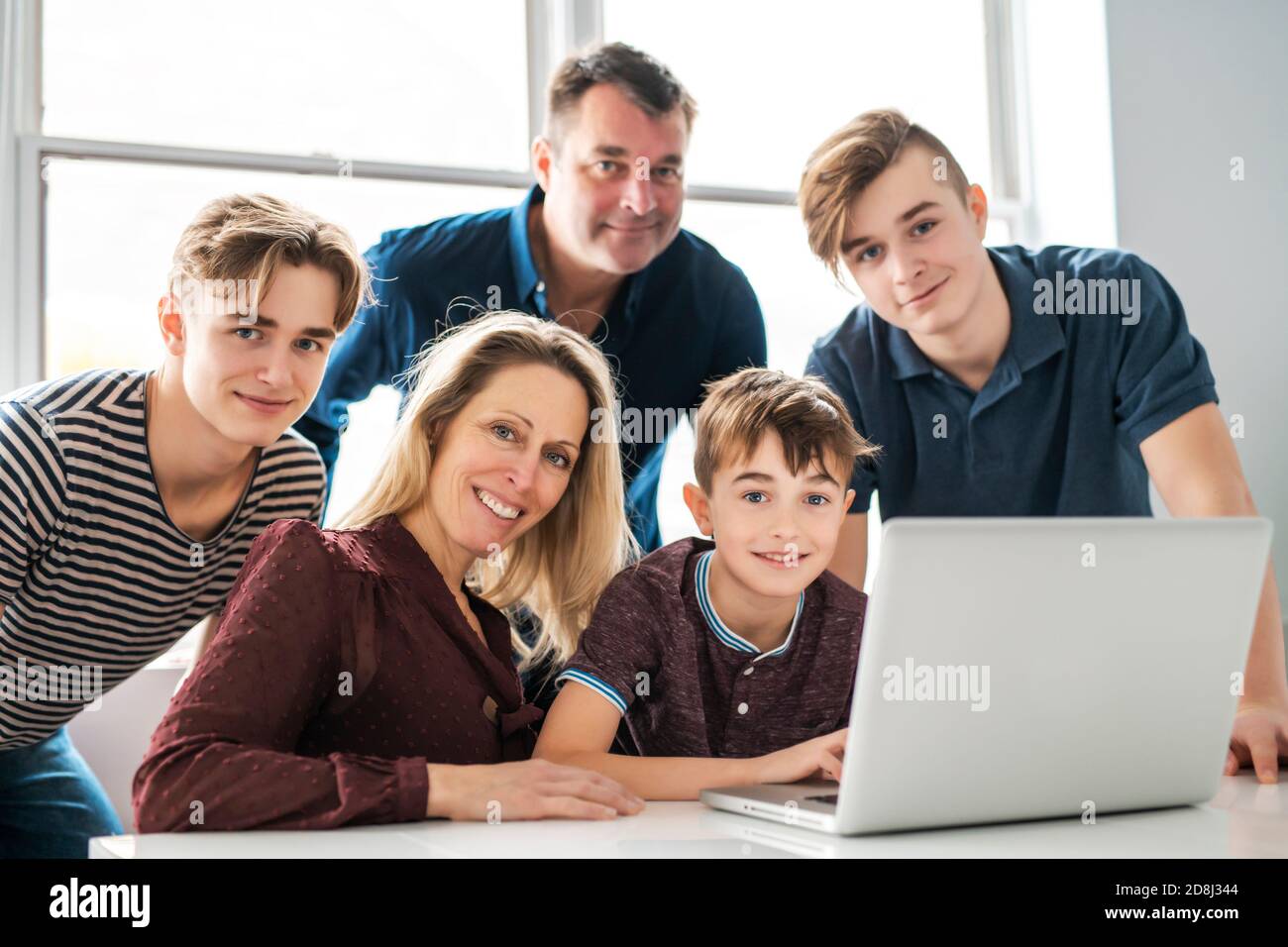 Parents children using computer homework hi-res stock photography and ...