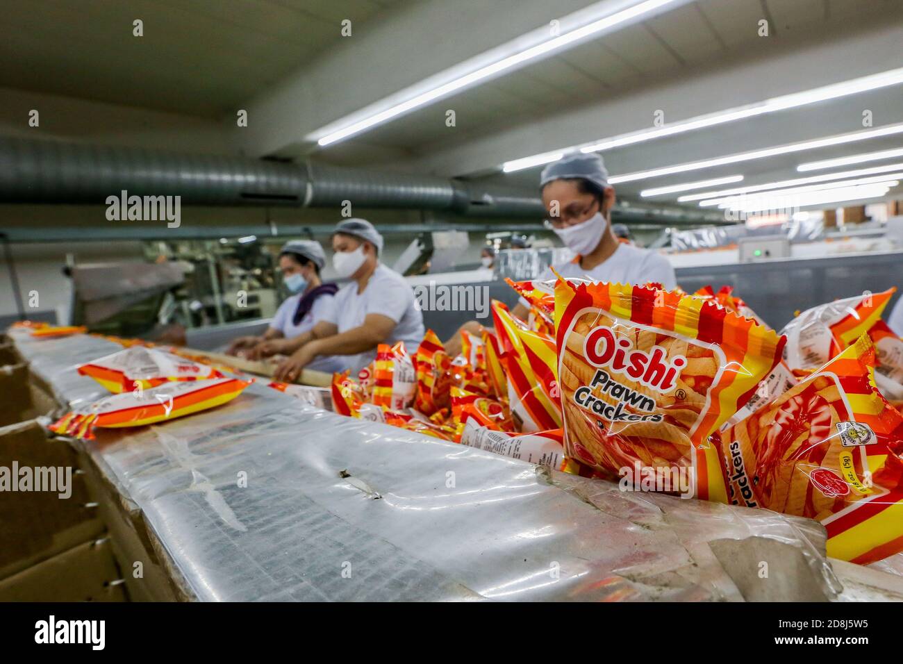 (201030) -- CAVITE PROVINCE, Oct. 30, 2020 (Xinhua) -- Workers sort ...