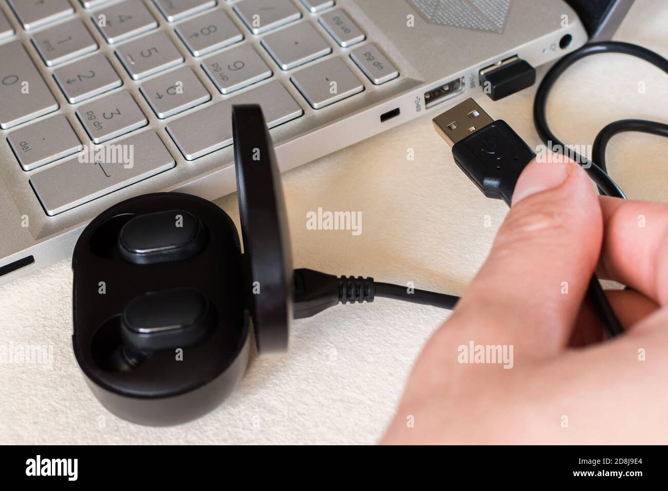 Wireless headset connected to a laptop Stock Photo - Alamy