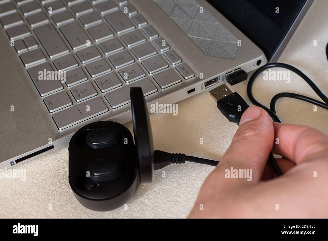 Wireless headset connected to a laptop Stock Photo - Alamy