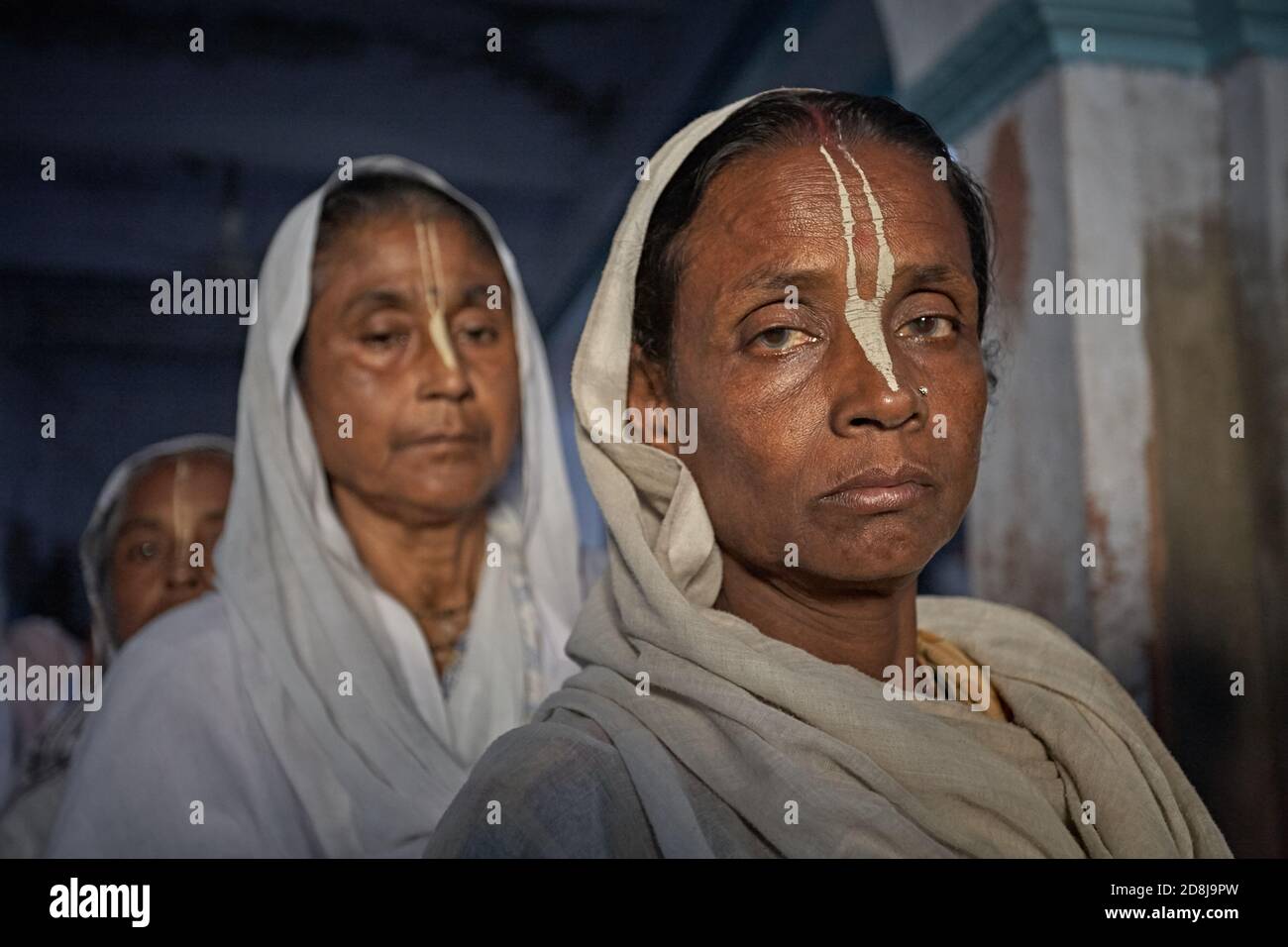 Poor standing in queue for food hi-res stock photography and images - Alamy