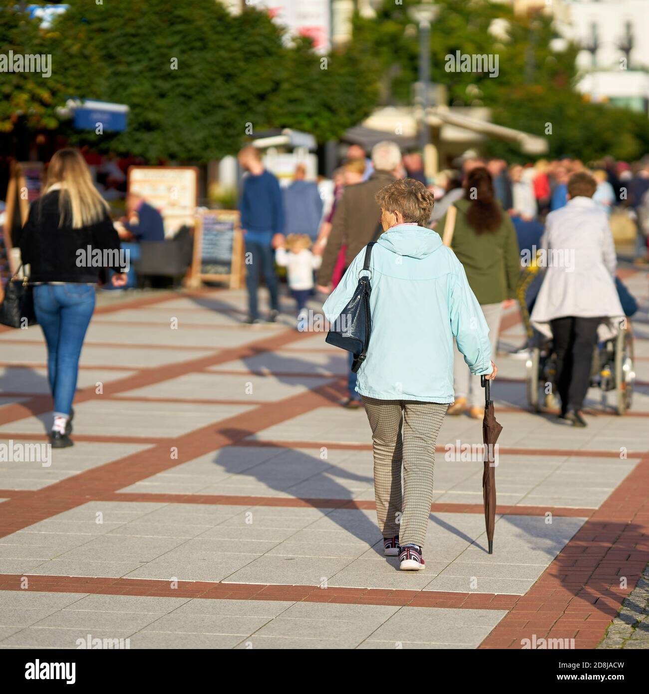 Holidaymakers on the popular beach promenade of Swinoujscie with many ...