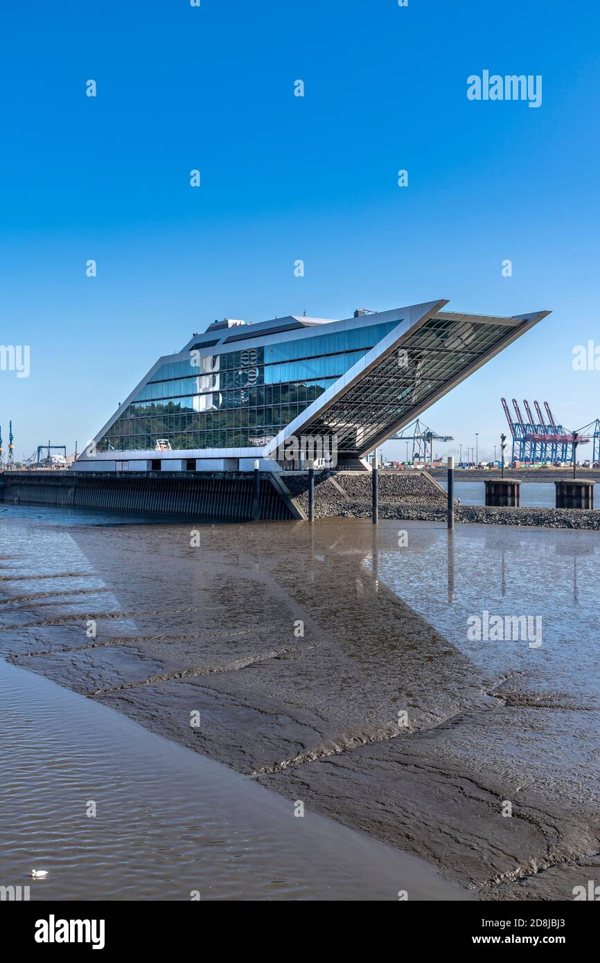 This pointy ship-shaped building is the Dockland Office Building in ...
