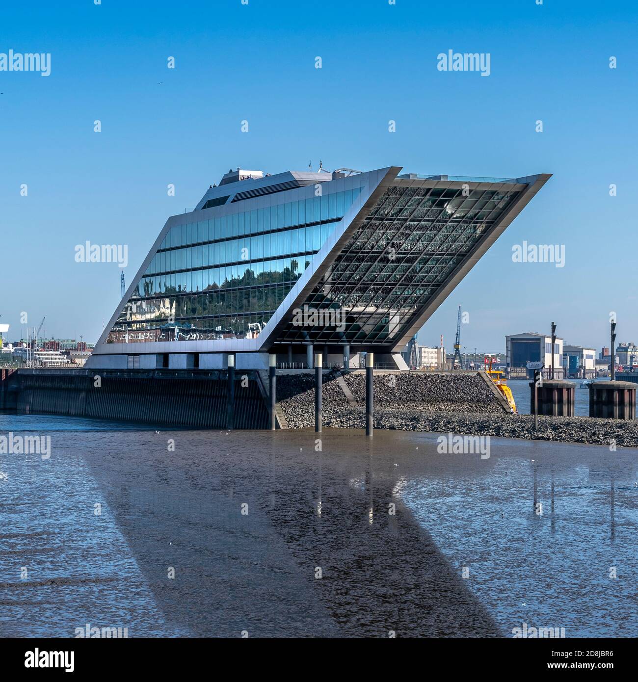 Ship shaped building hi-res stock photography and images - Alamy
