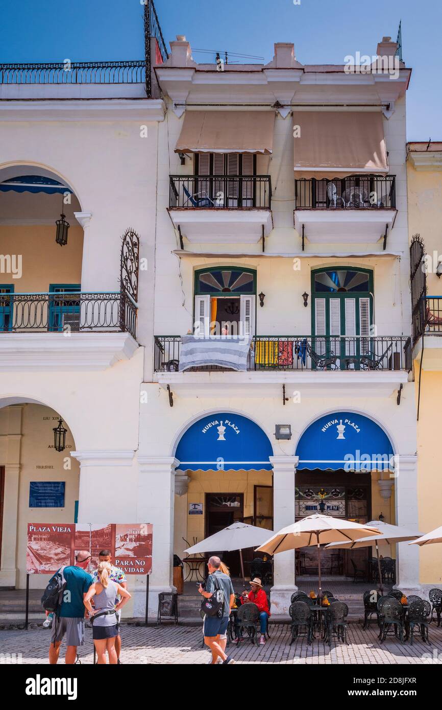 Plaza vieja havana cafe hi-res stock photography and images - Alamy