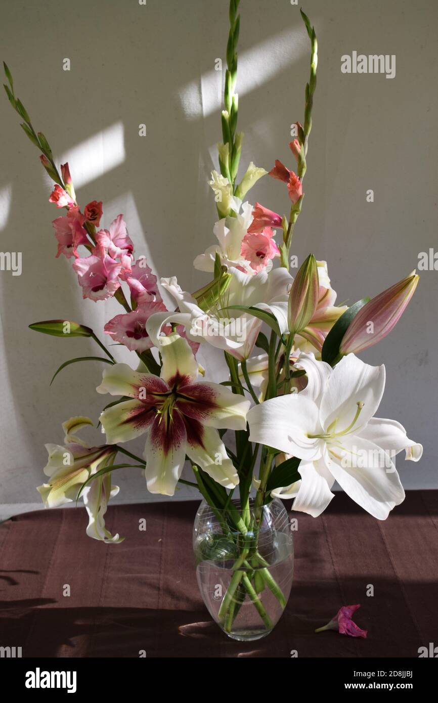 Bouquet de lys nuance de roses Stock Photo - Alamy