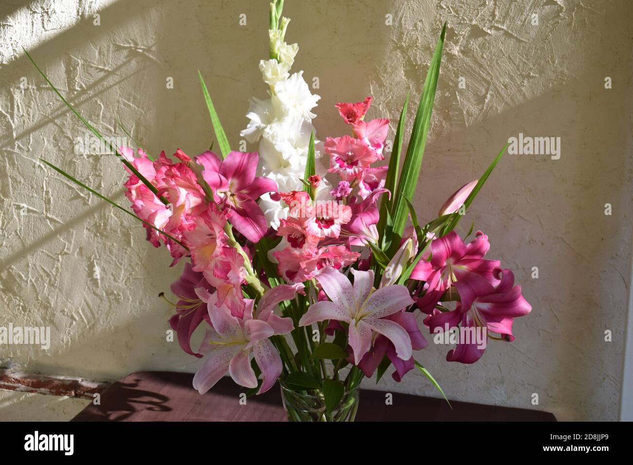 Bouquet de lys nuance de roses Stock Photo - Alamy