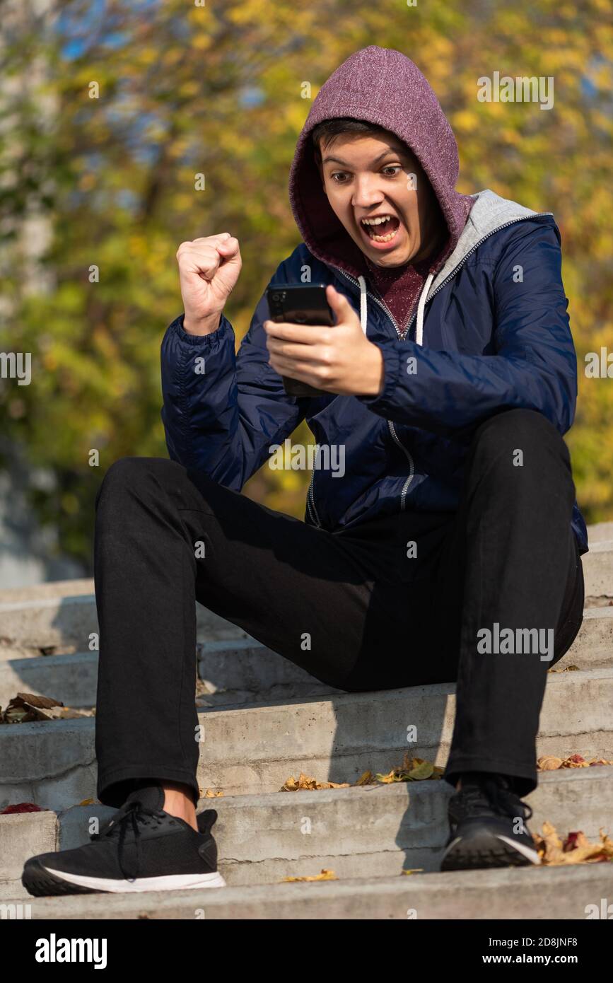 Looking at her cellphone screen hi-res stock photography and images - Alamy