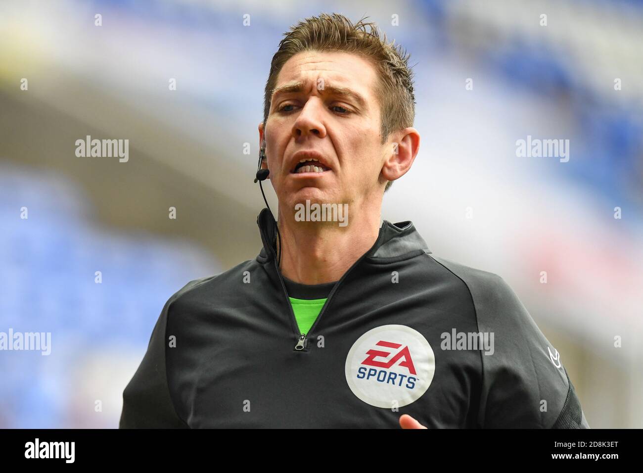 referee Matthew Donohue warms up down the touch line before ko Stock ...