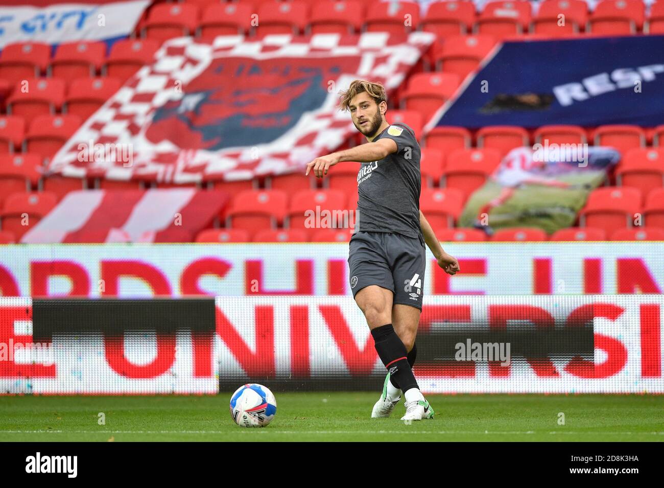 Charlie Goode (4) of Brentford passes back Stock Photo - Alamy