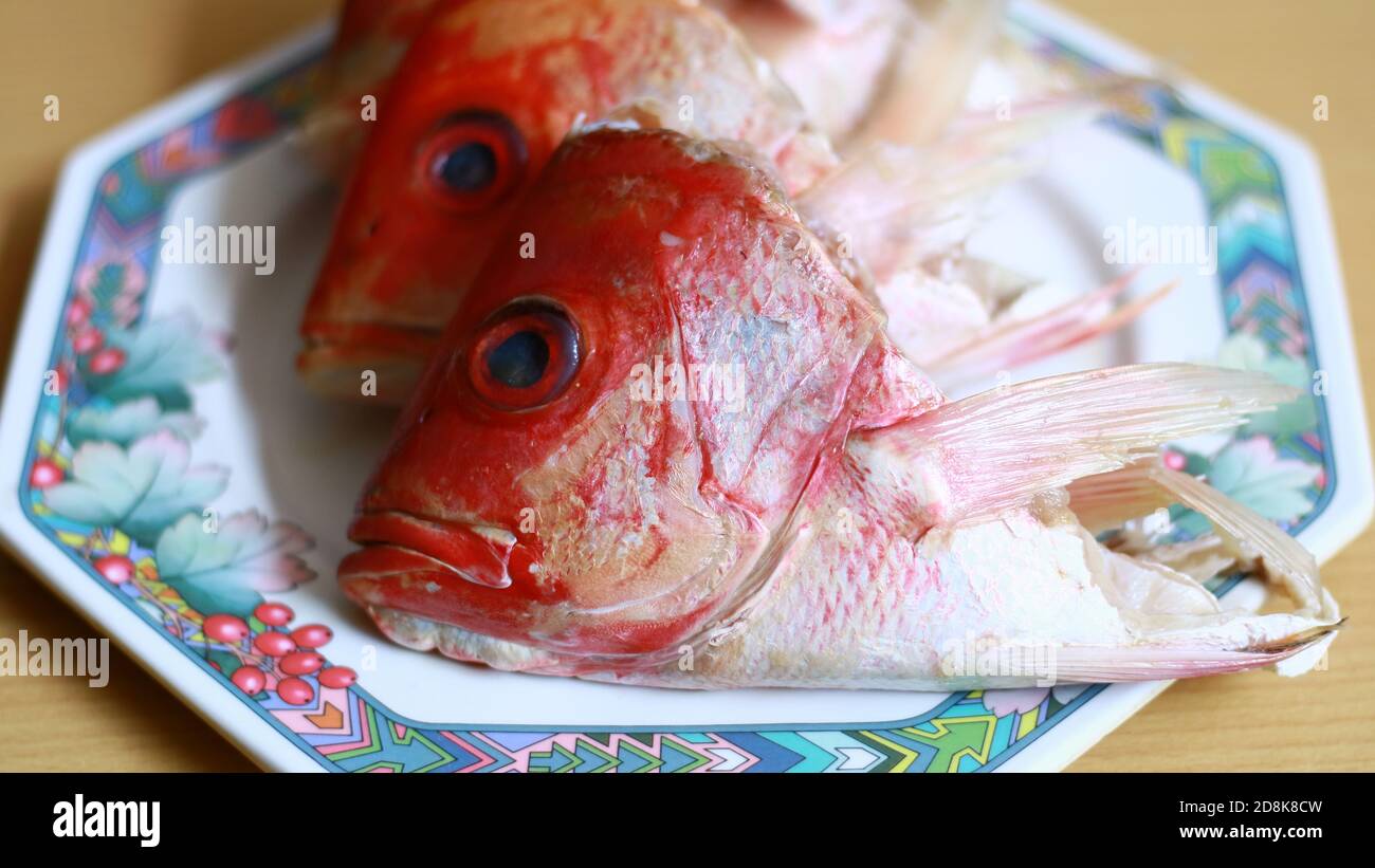 Red Snapper head on plate. Ready to cook Stock Photo - Alamy