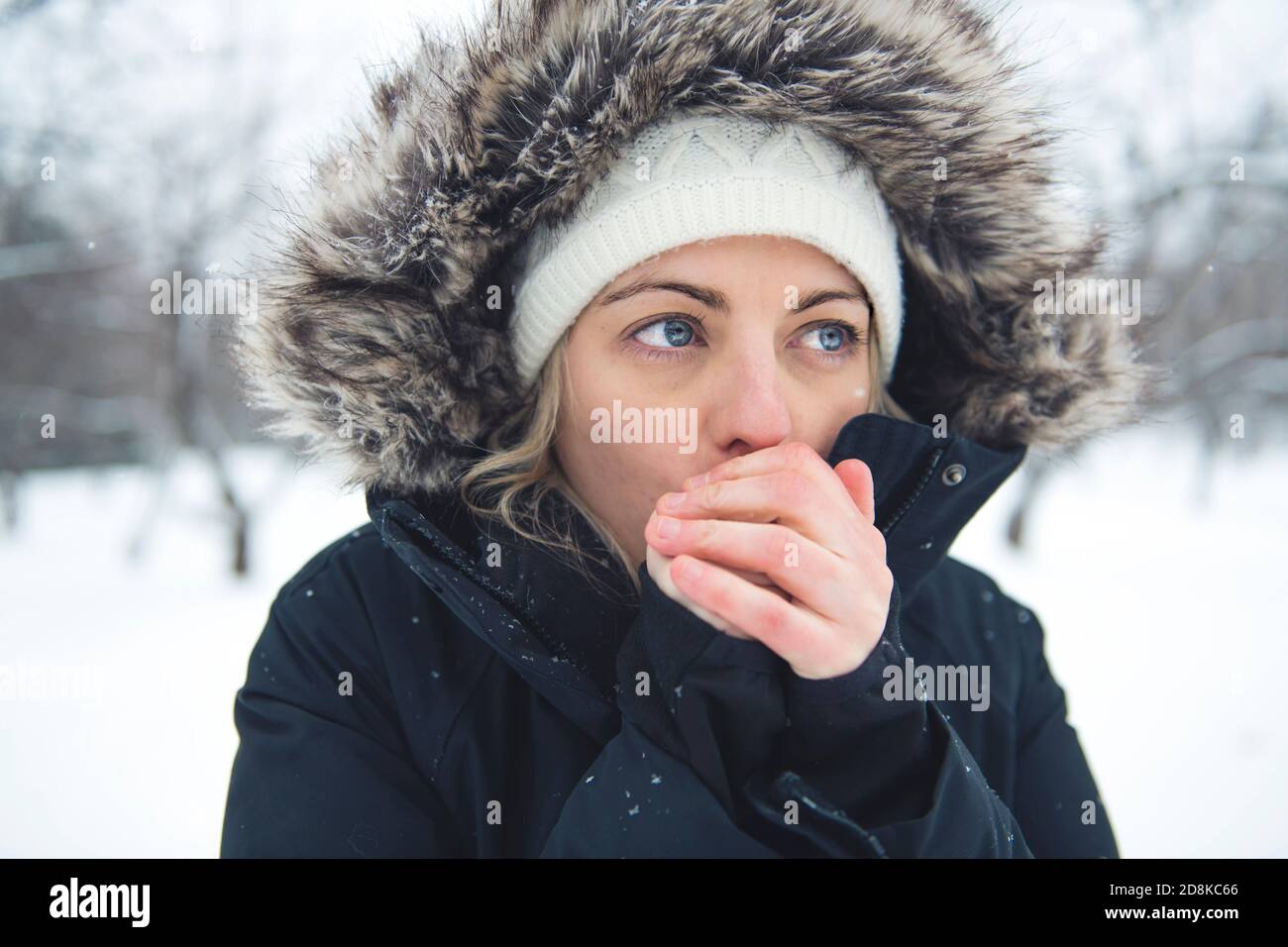 Beauty girl in frosty winter park hi-res stock photography and images ...