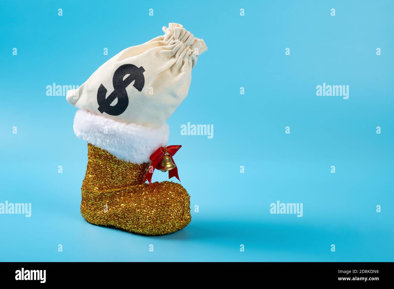 Shoe money cash hi-res stock photography and images - Alamy