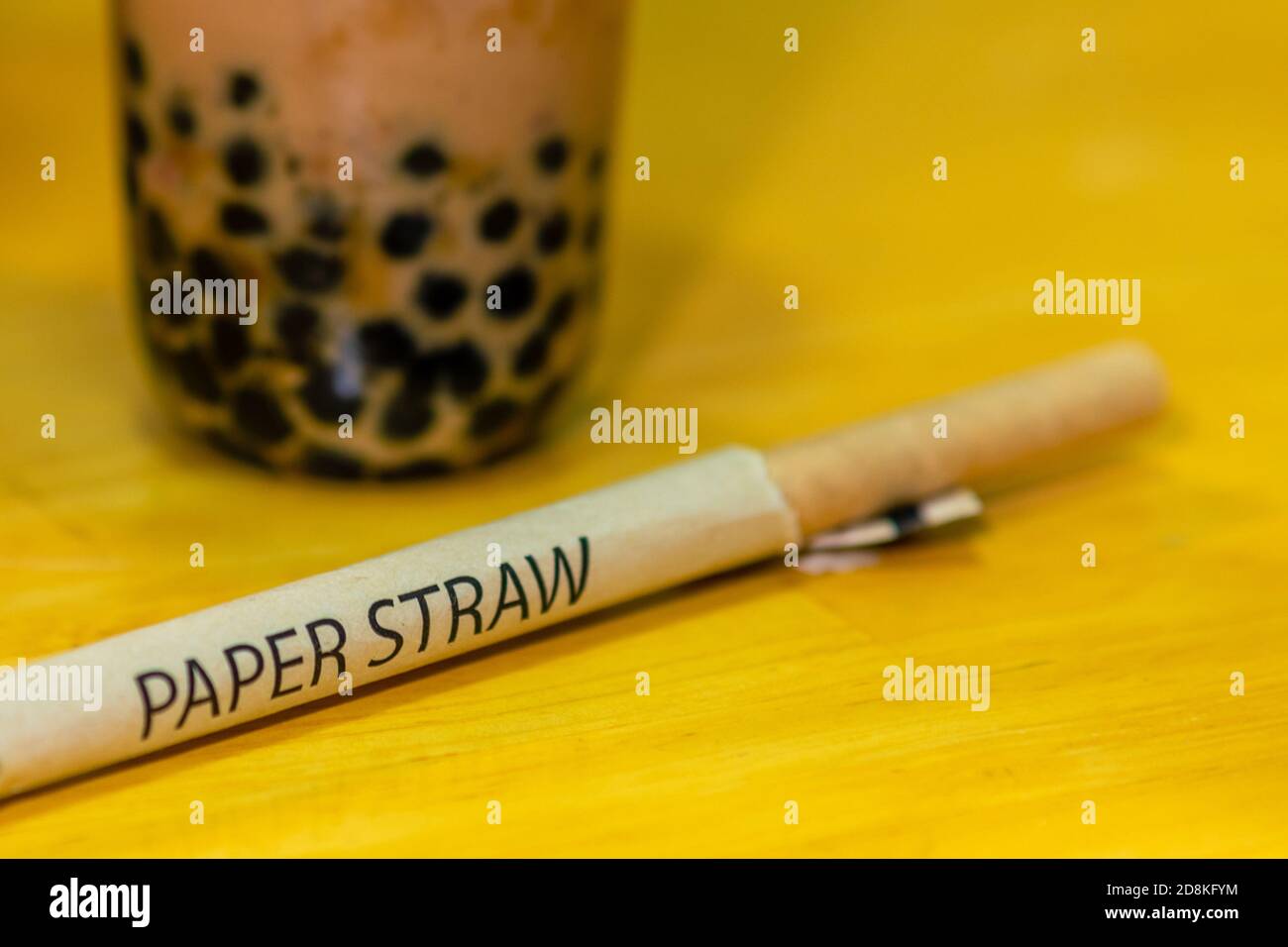Use a eco-friendly brown paper straw to drink pearl milk tea ...
