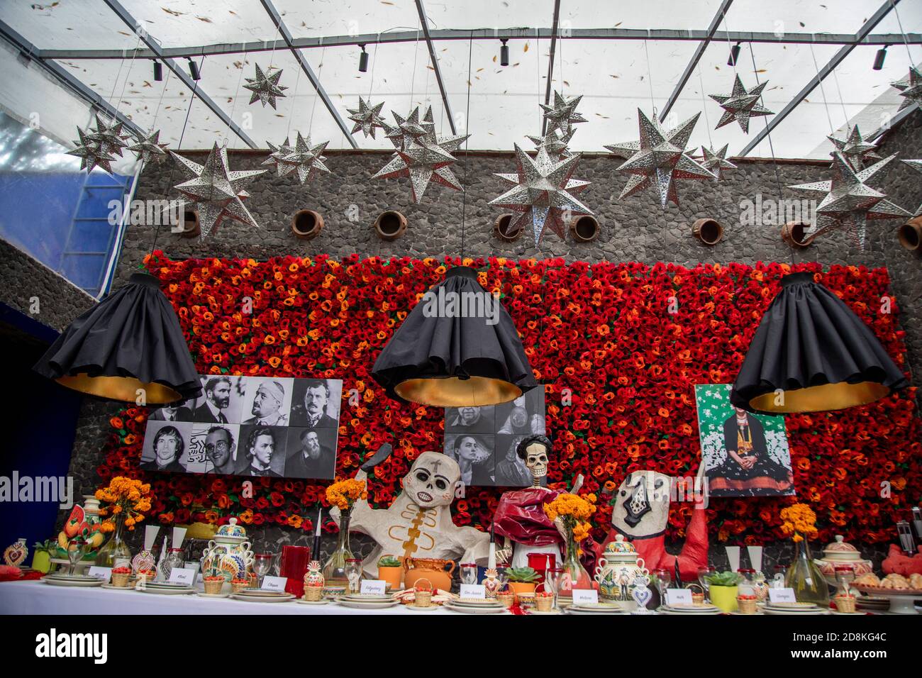 The wounded table kahlo hi-res stock photography and images - Alamy