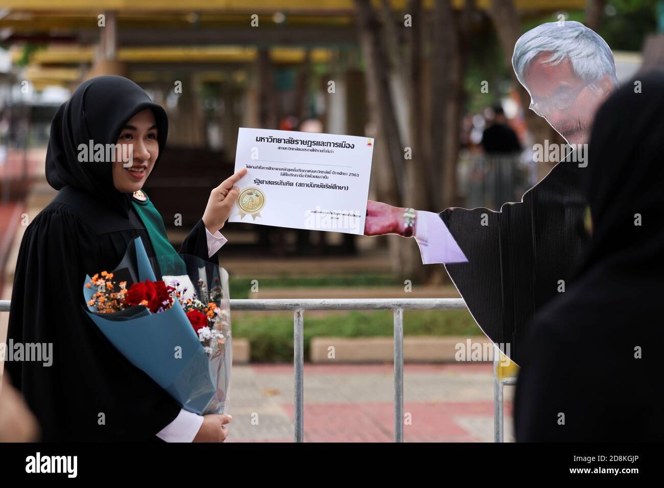 Thailand university student graduation hi-res stock photography and ...