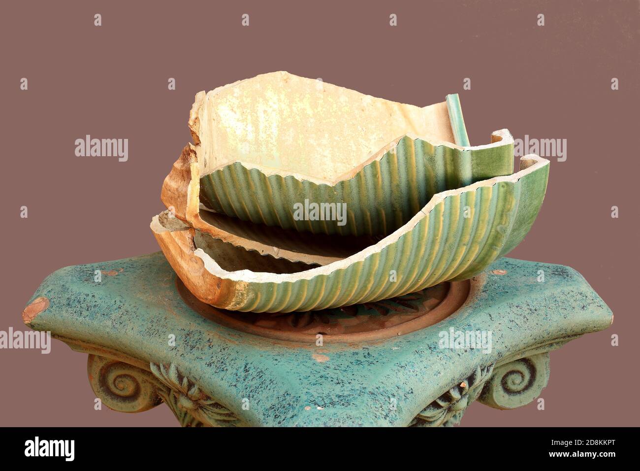 Broken flower pot Stock Photo - Alamy