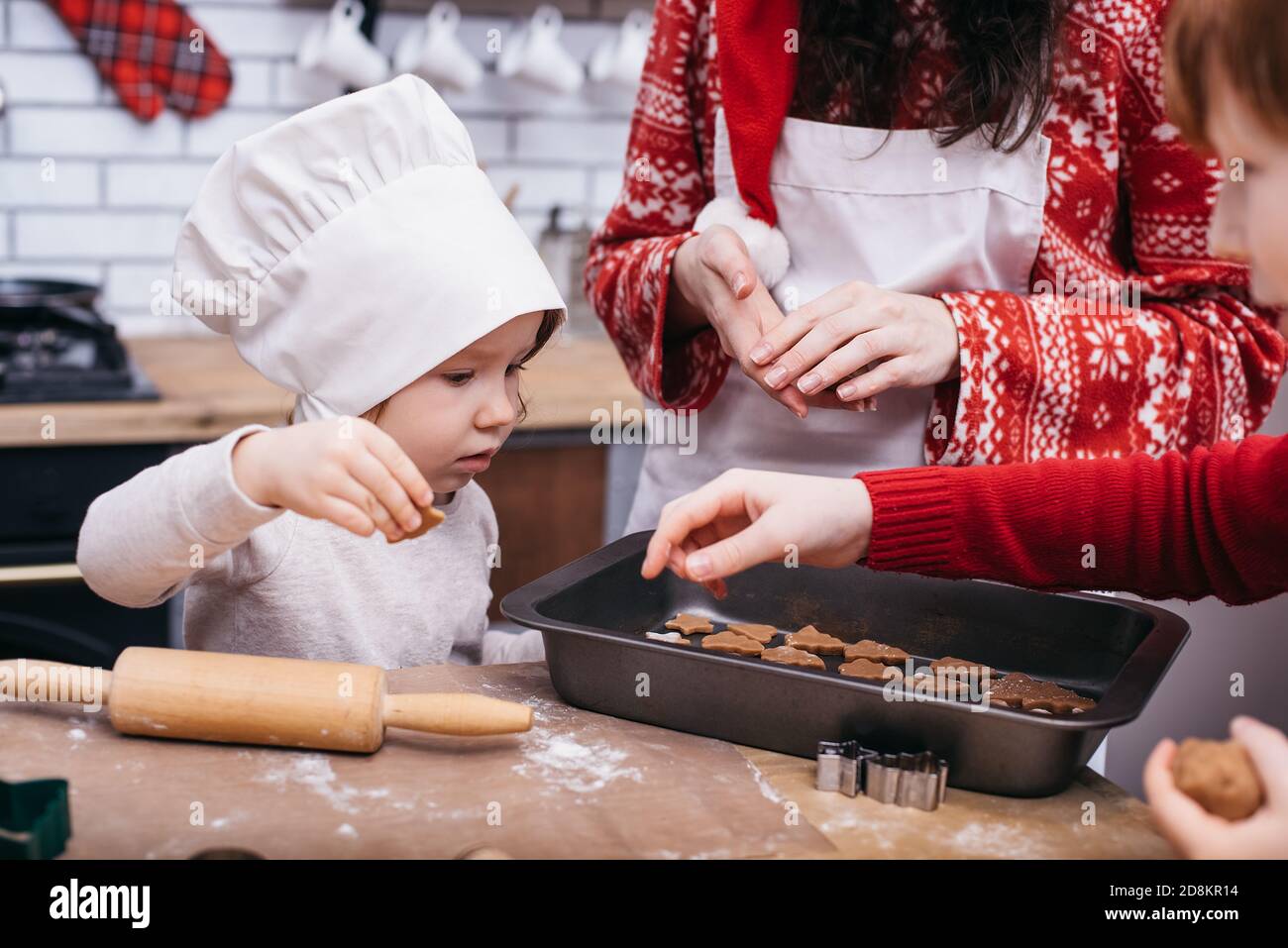 Mom son bake cookies hi-res stock photography and images - Alamy