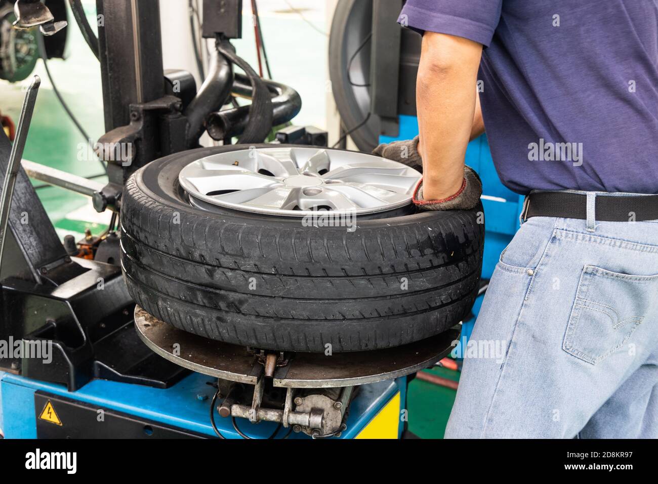 Removing tyre wheel hi-res stock photography and images - Alamy