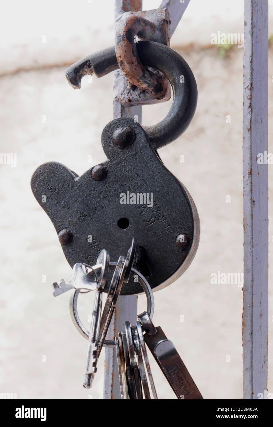 12 Nov 2019 Vintage Old padlock with bunch of keys and key inside Lock ...