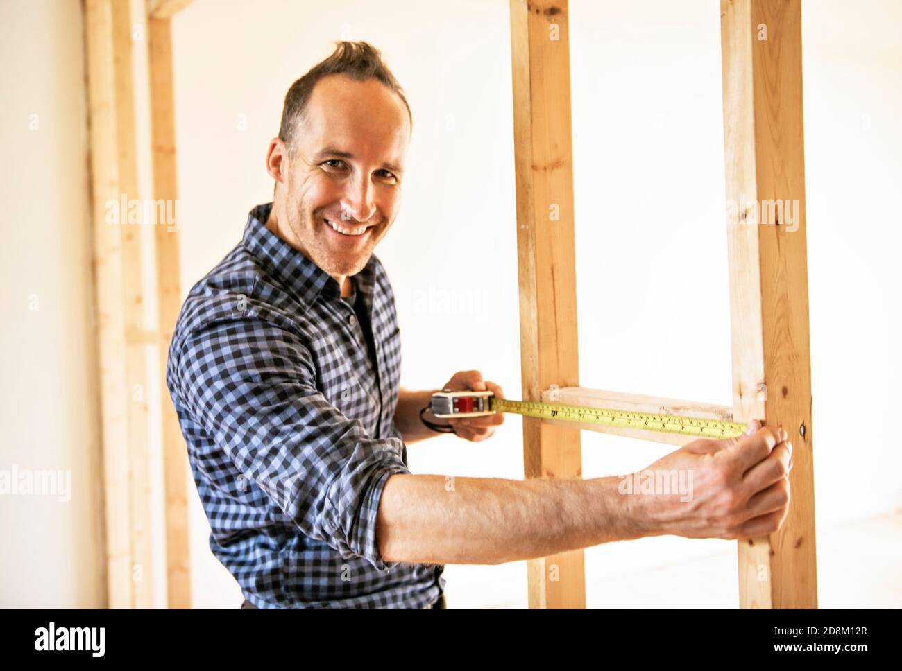 Man using tape measure hi-res stock photography and images - Alamy