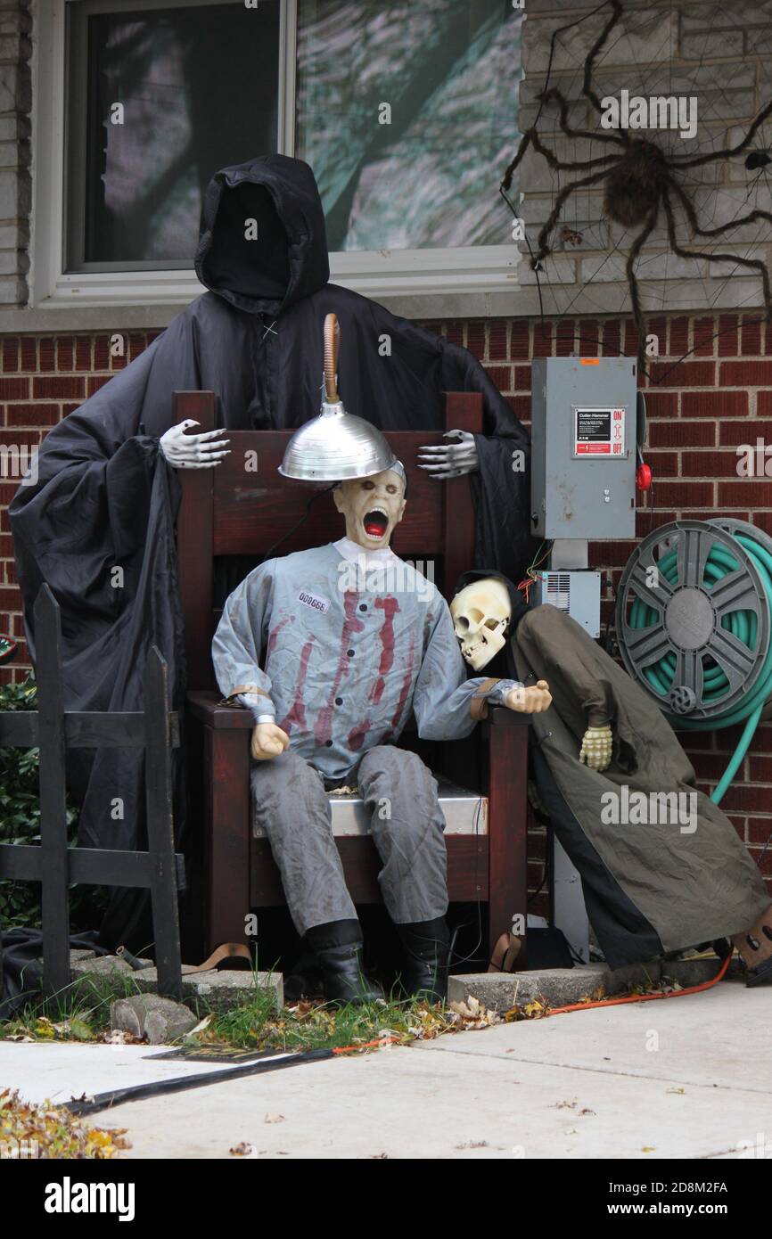 Scary Halloween lawn decorations of a man suffering a horrible death in ...