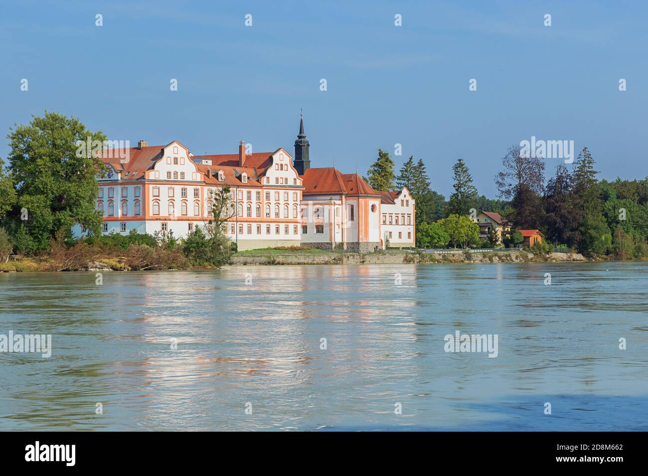 View of the castle Neuhaus am Inn seen from the banks of the Inn Stock ...
