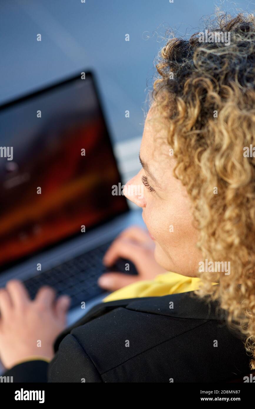 Female on computer from behind hi-res stock photography and images - Alamy