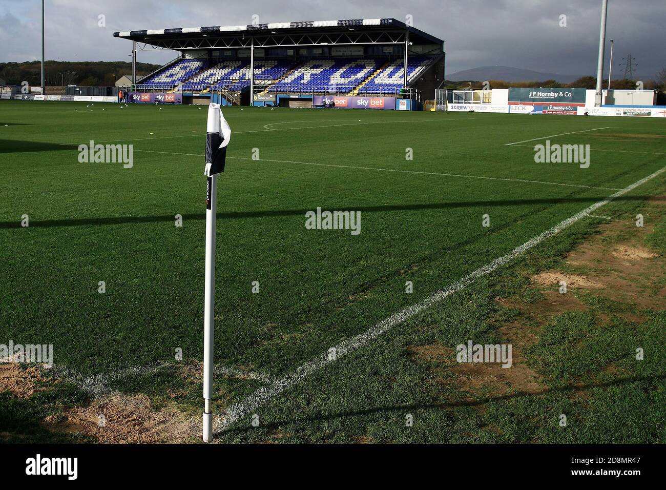 Football pitch side view hi-res stock photography and images - Alamy