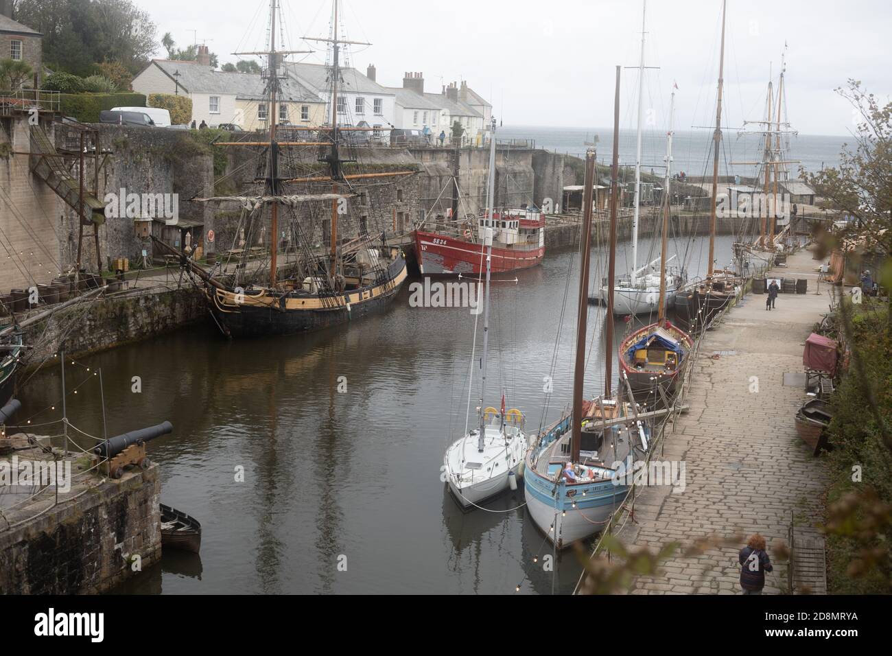 Square rigged ships hi-res stock photography and images - Alamy