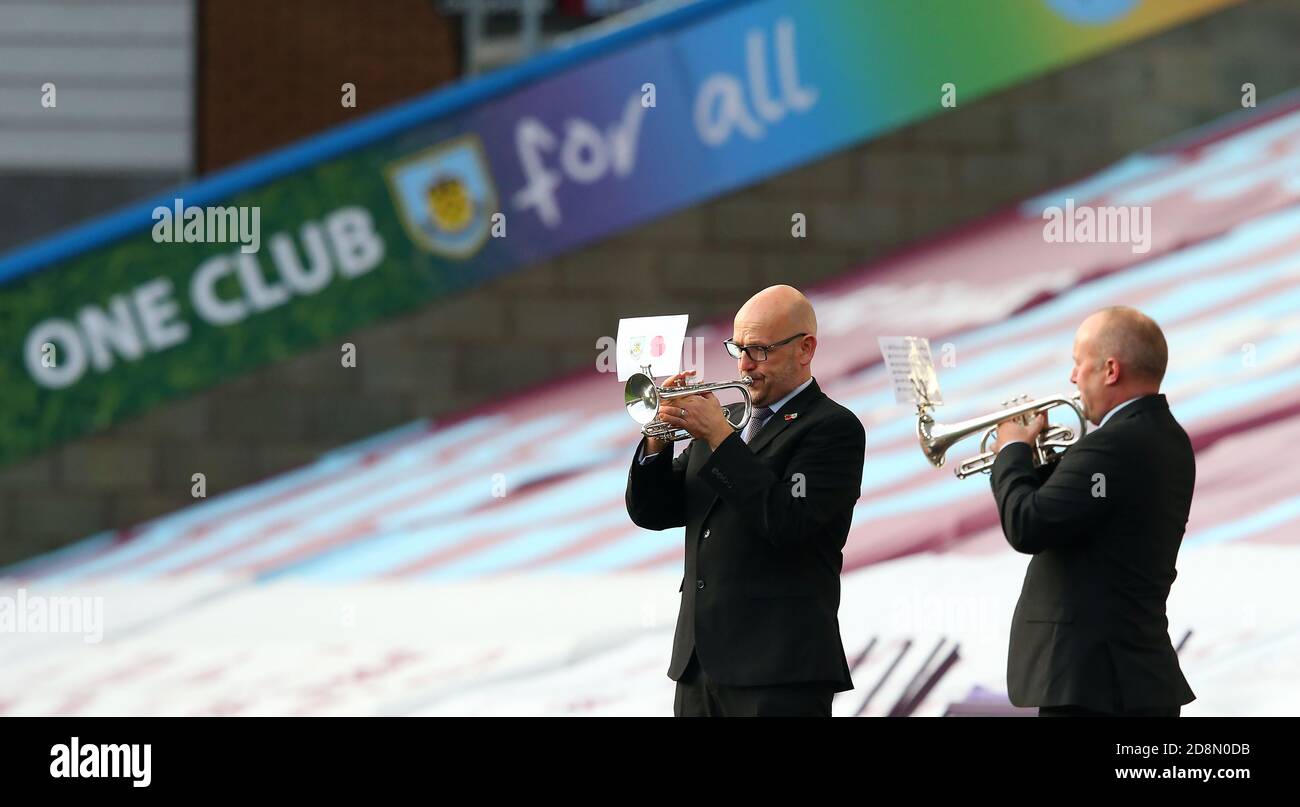 The Last Post is played during a minute's silence for Remembrance ...