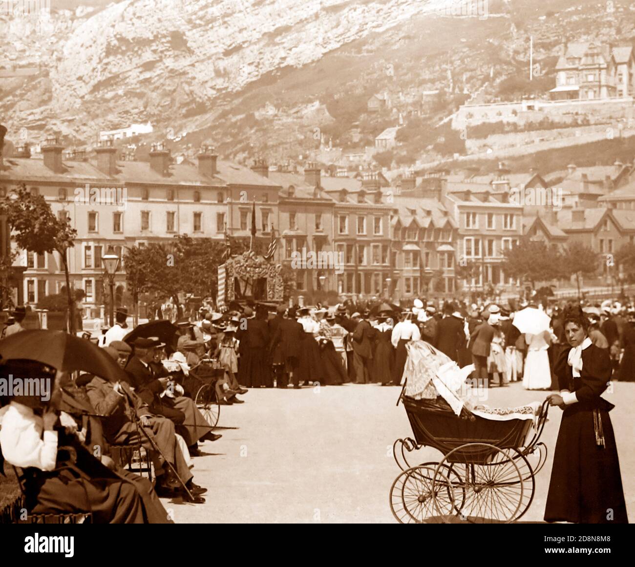 An edwardian punch and judy show hi-res stock photography and images ...