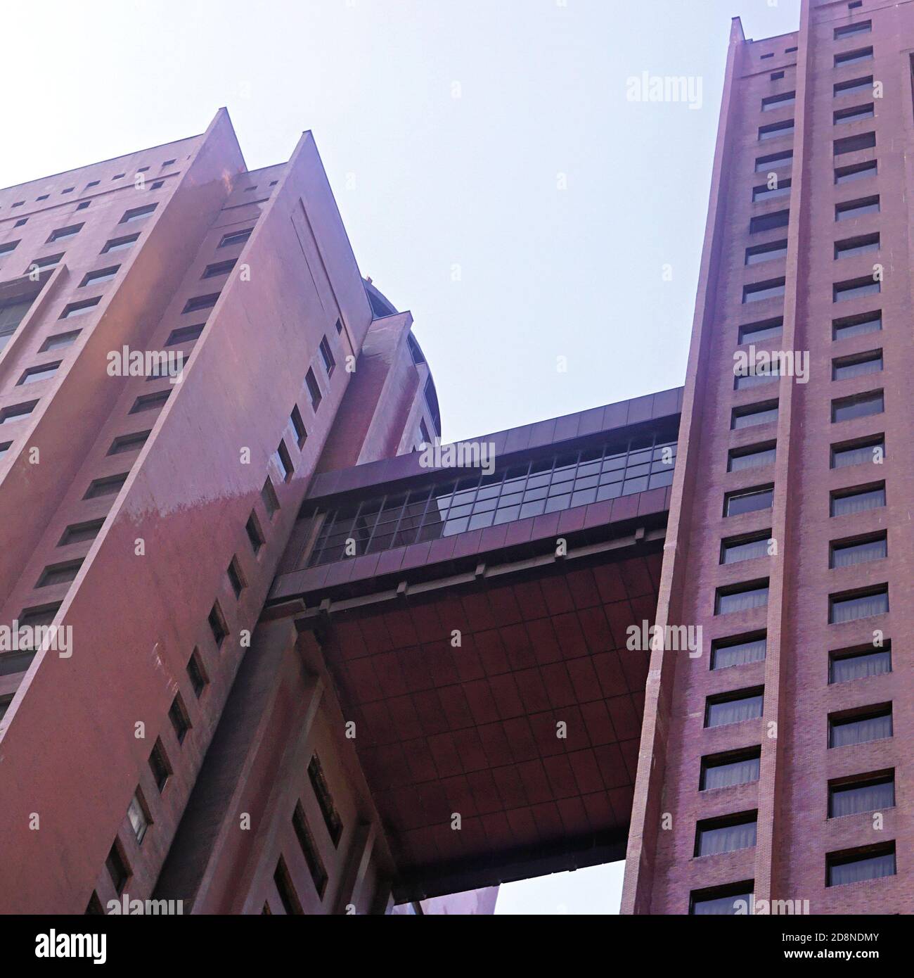 Skycraper and bridge hi-res stock photography and images - Alamy
