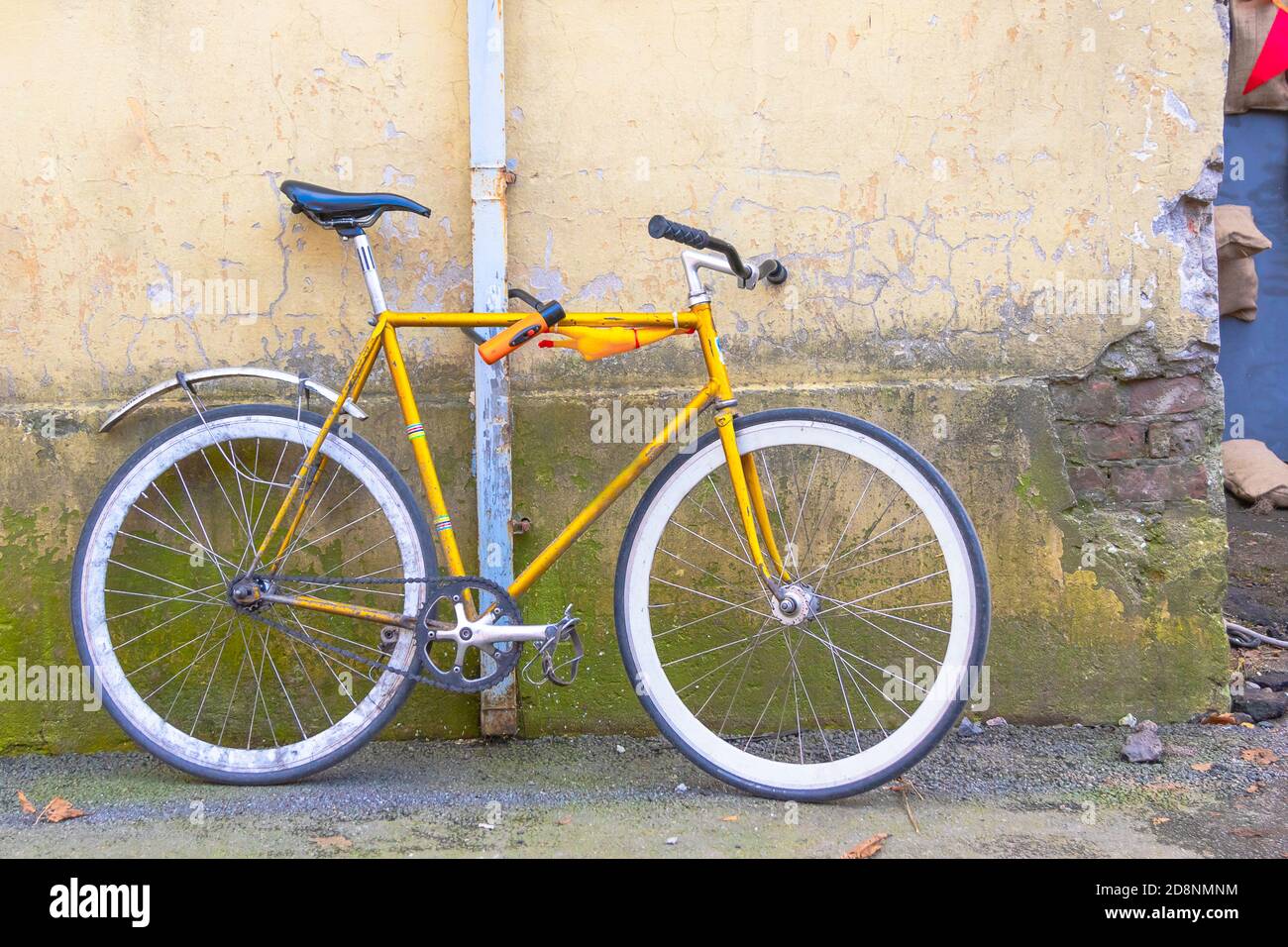 vintage Bicycle on the background of an old wall Stock Photo - Alamy