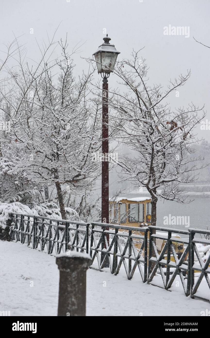 Street lamp covered by the snow Stock Photo - Alamy