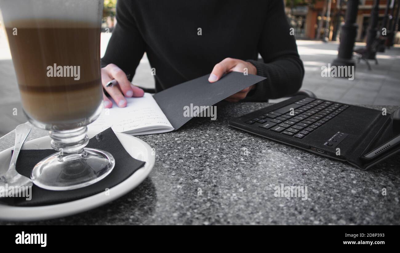Working time in the coffee shop Stock Photo - Alamy