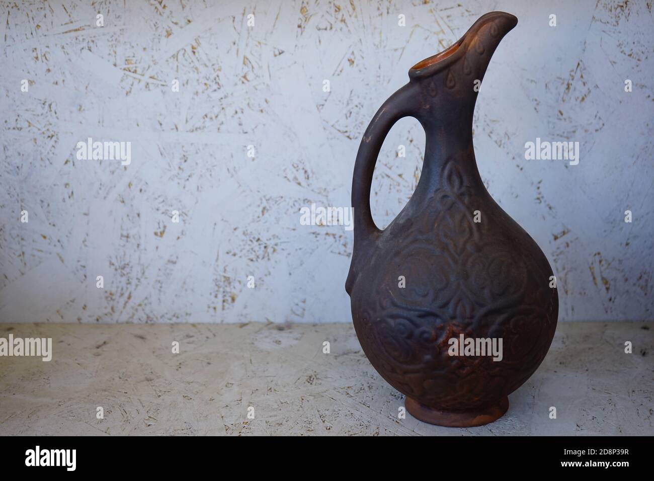 Pitcher And Jar Of Clay Stock Photo - Alamy