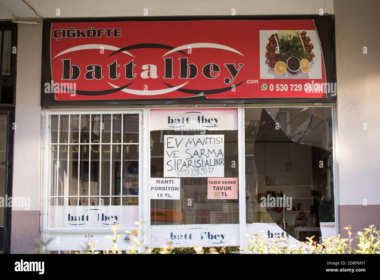 Quake damage store hi-res stock photography and images - Alamy
