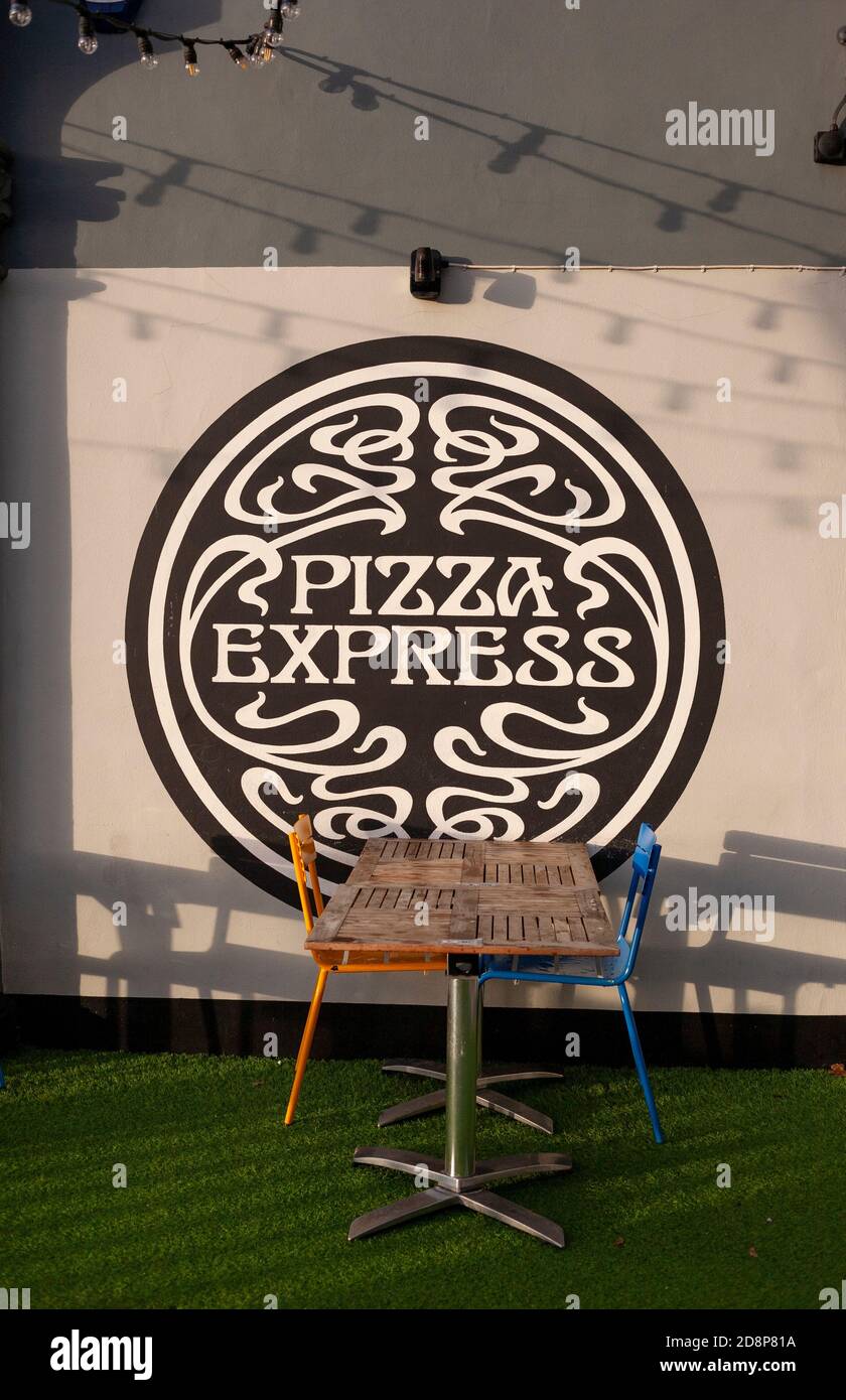 Outside eating pizza express hi-res stock photography and images - Alamy