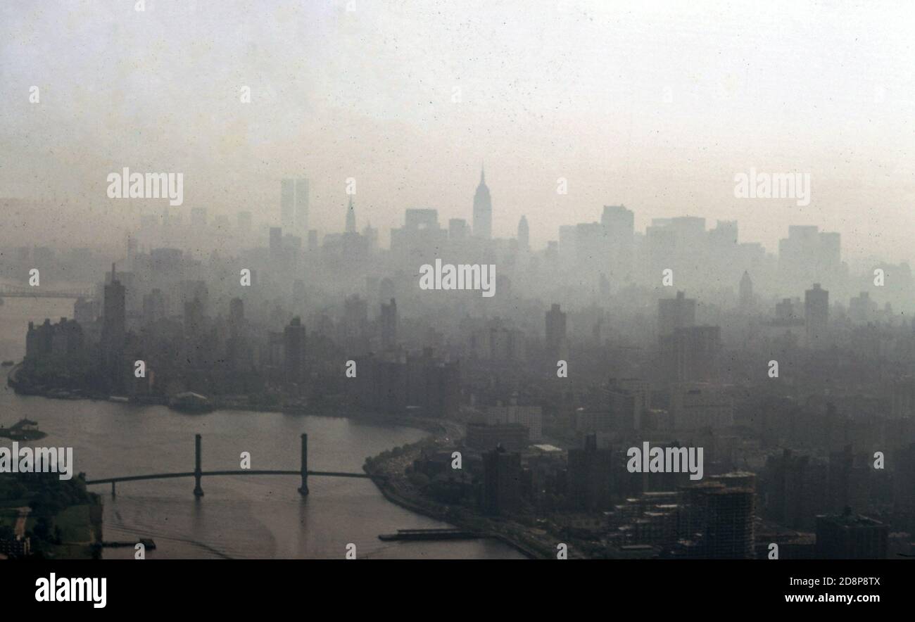 East River and Manhattan skyline in heavy smog ca. 1973 Stock Photo - Alamy